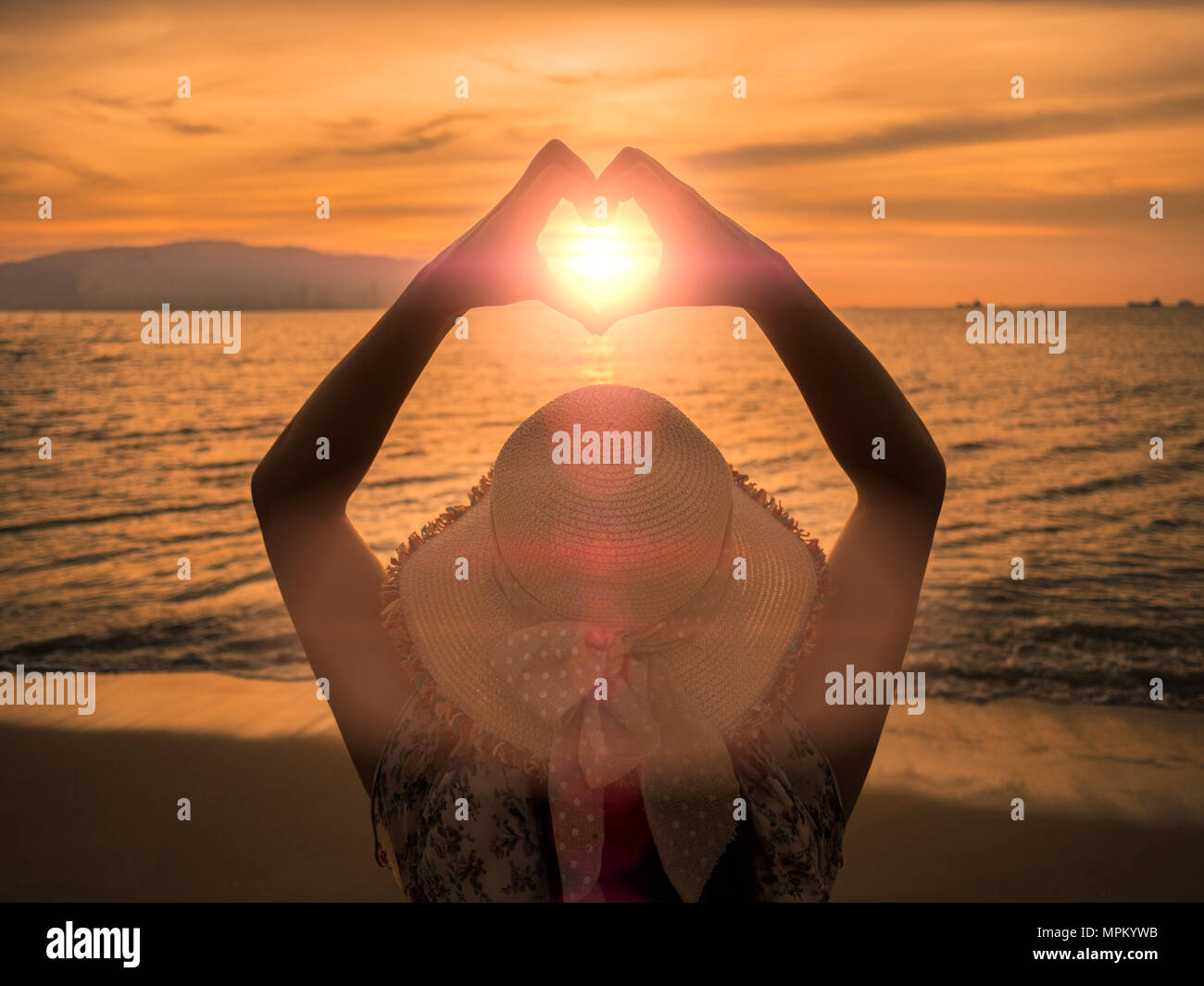 Hands framing sun hi-res stock photography and images - Alamy