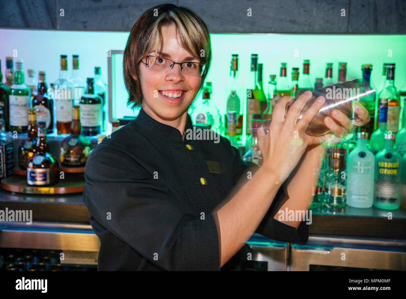 Mix drink drinks beverage bar bars lounge pub hi-res stock photography ...