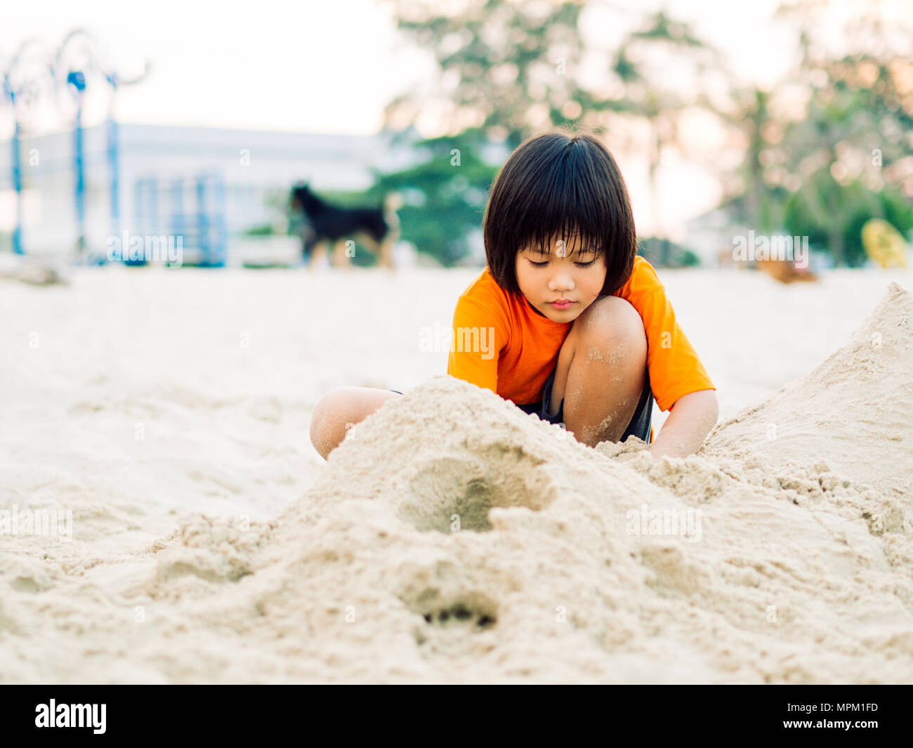 Kids making sandcastles hi-res stock photography and images - Alamy