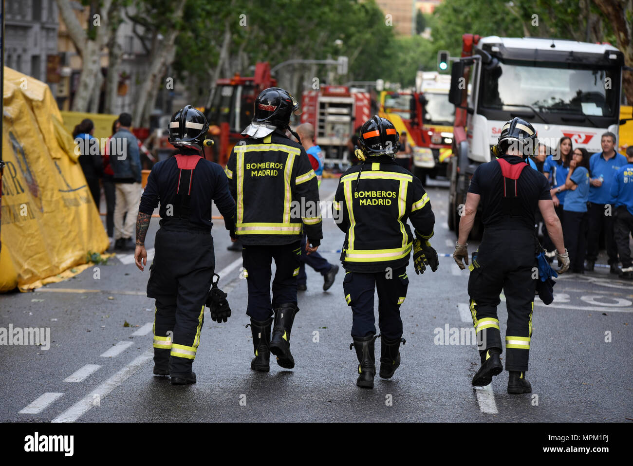 Madrid, Spain. 23rd May, 2018. Firefighters pictured in the area of a ...