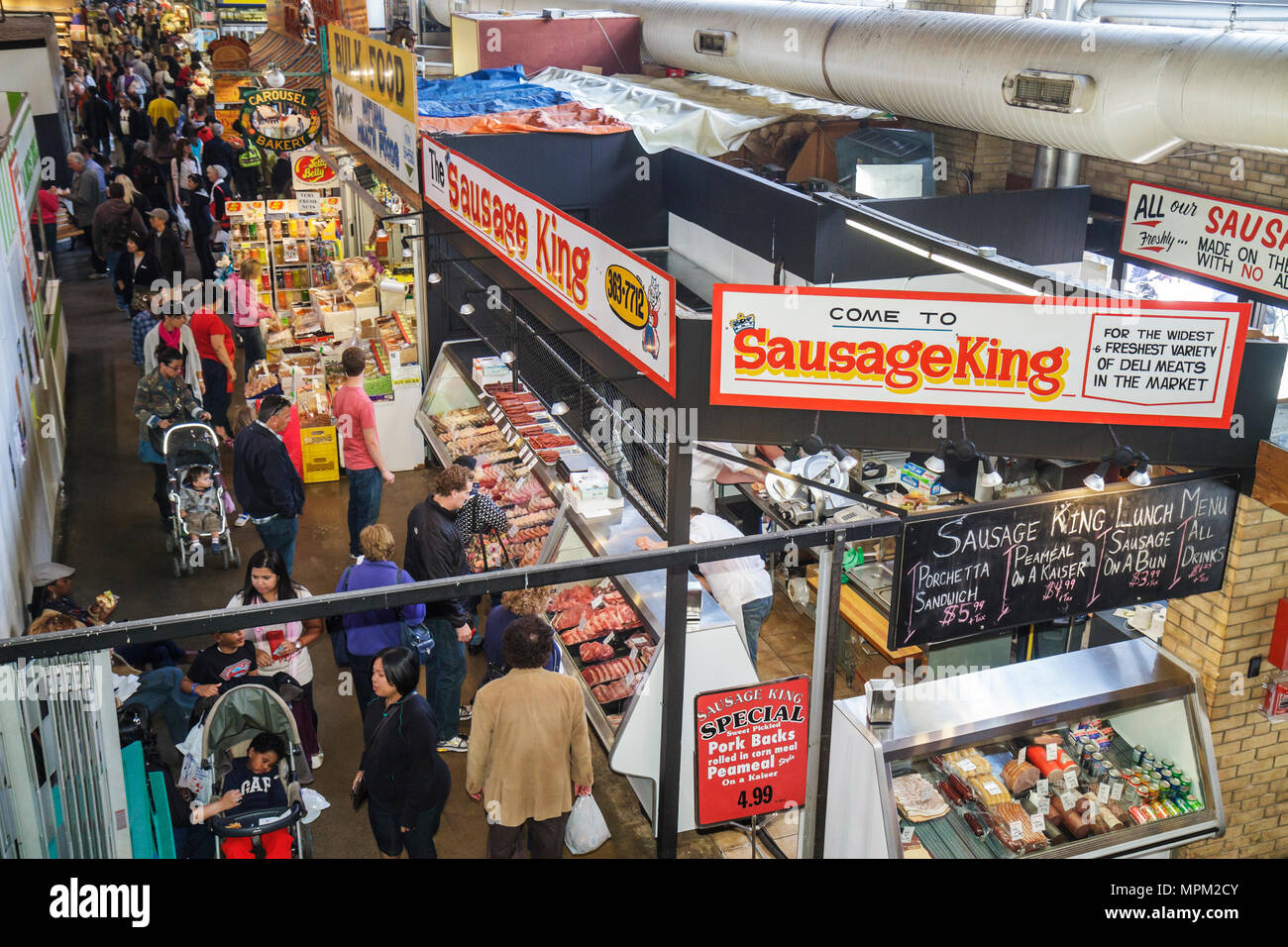 Women shopping sale crowded hi-res stock photography and images - Alamy