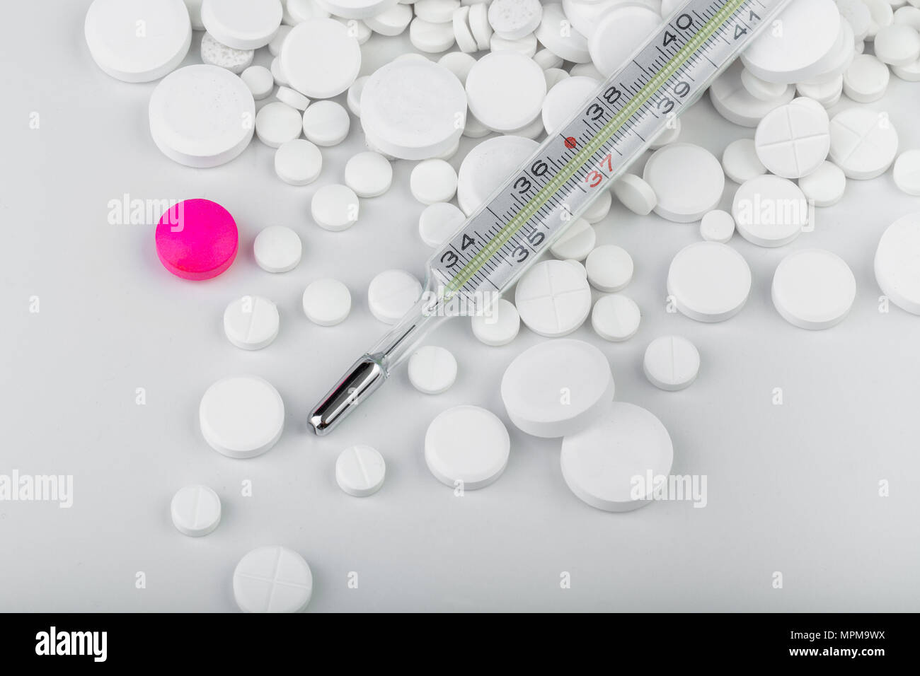 Bunch white tablets thermometer hi-res stock photography and images - Alamy