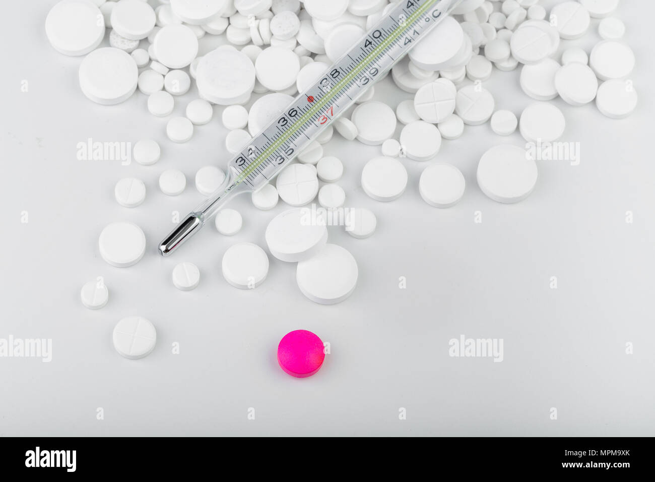 Bunch white tablets thermometer hi-res stock photography and images - Alamy