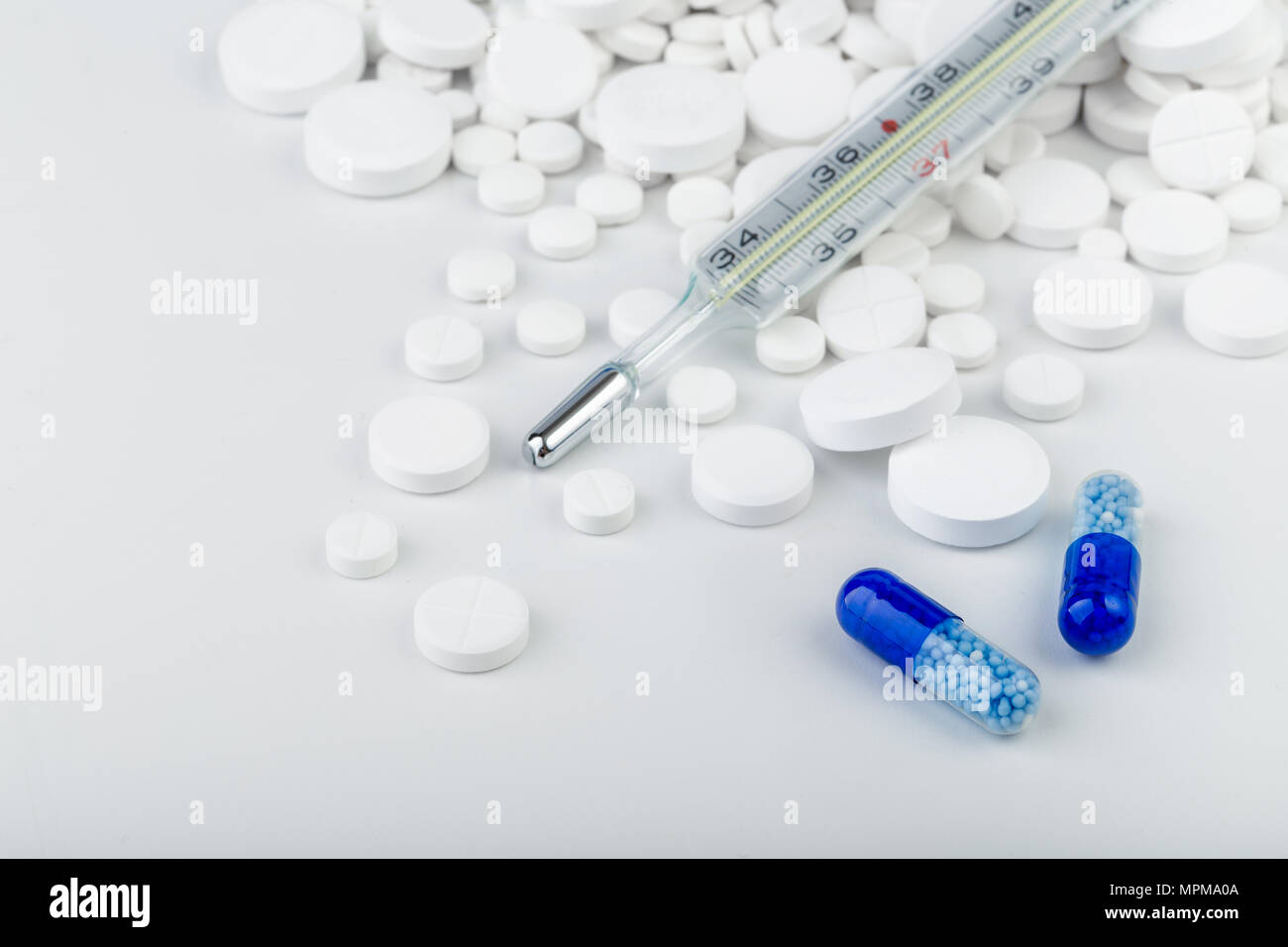 Bunch white tablets thermometer hi-res stock photography and images - Alamy