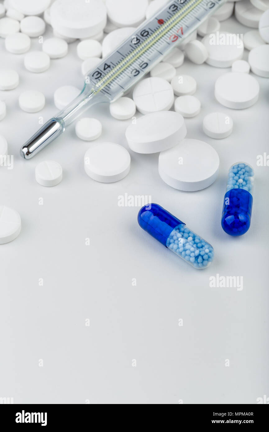 Bunch white tablets thermometer hi-res stock photography and images - Alamy