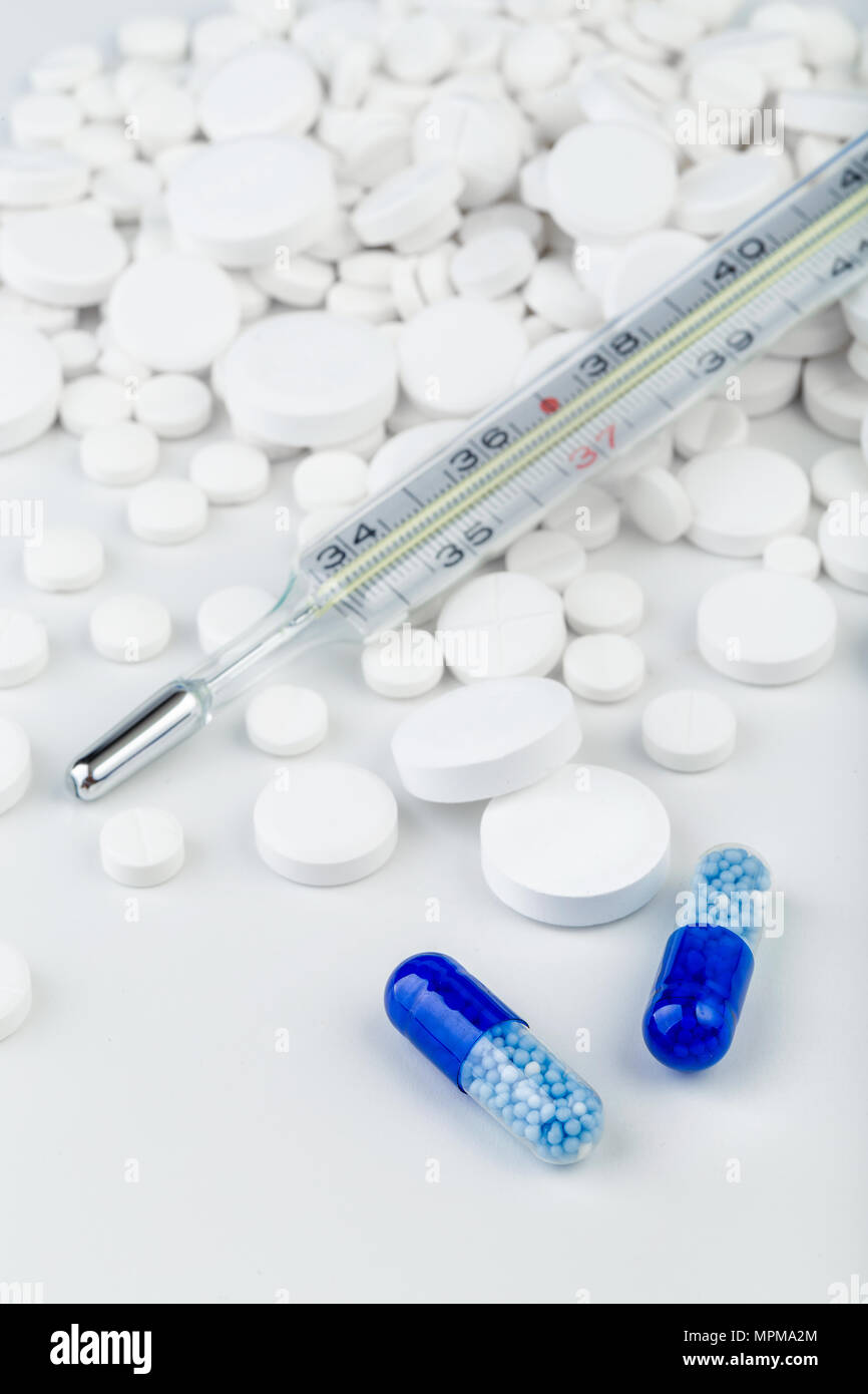 Bunch white tablets thermometer hi-res stock photography and images - Alamy