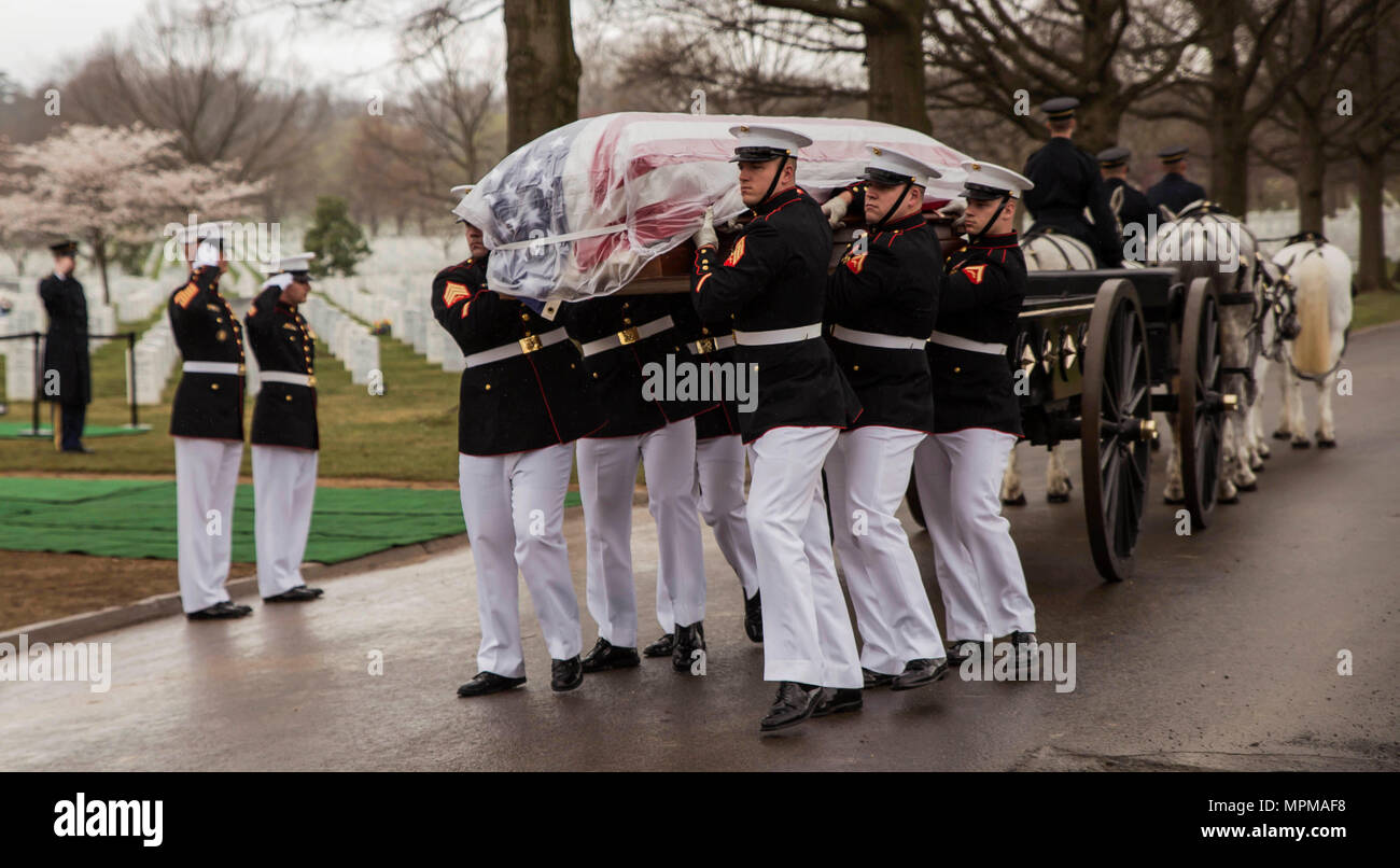 Body Bearers from Marine Barracks Washington lay Pvt. Harry K. Tye to ...