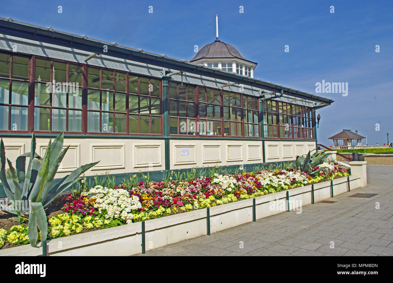 Stand bar hi-res stock photography and images - Alamy