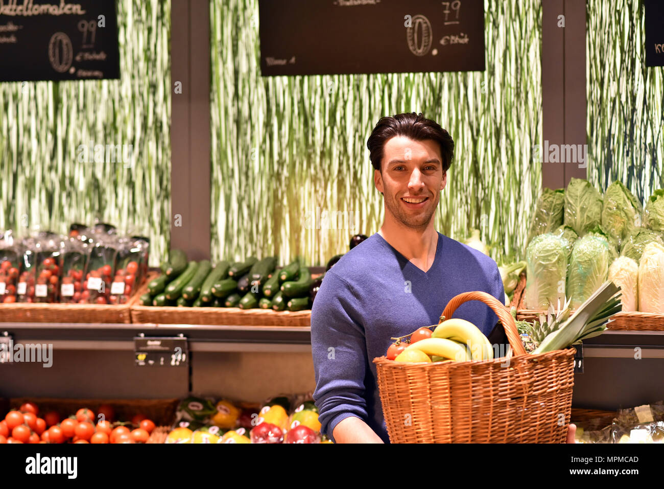 people shopping for food in the supermarket Stock Photo - Alamy