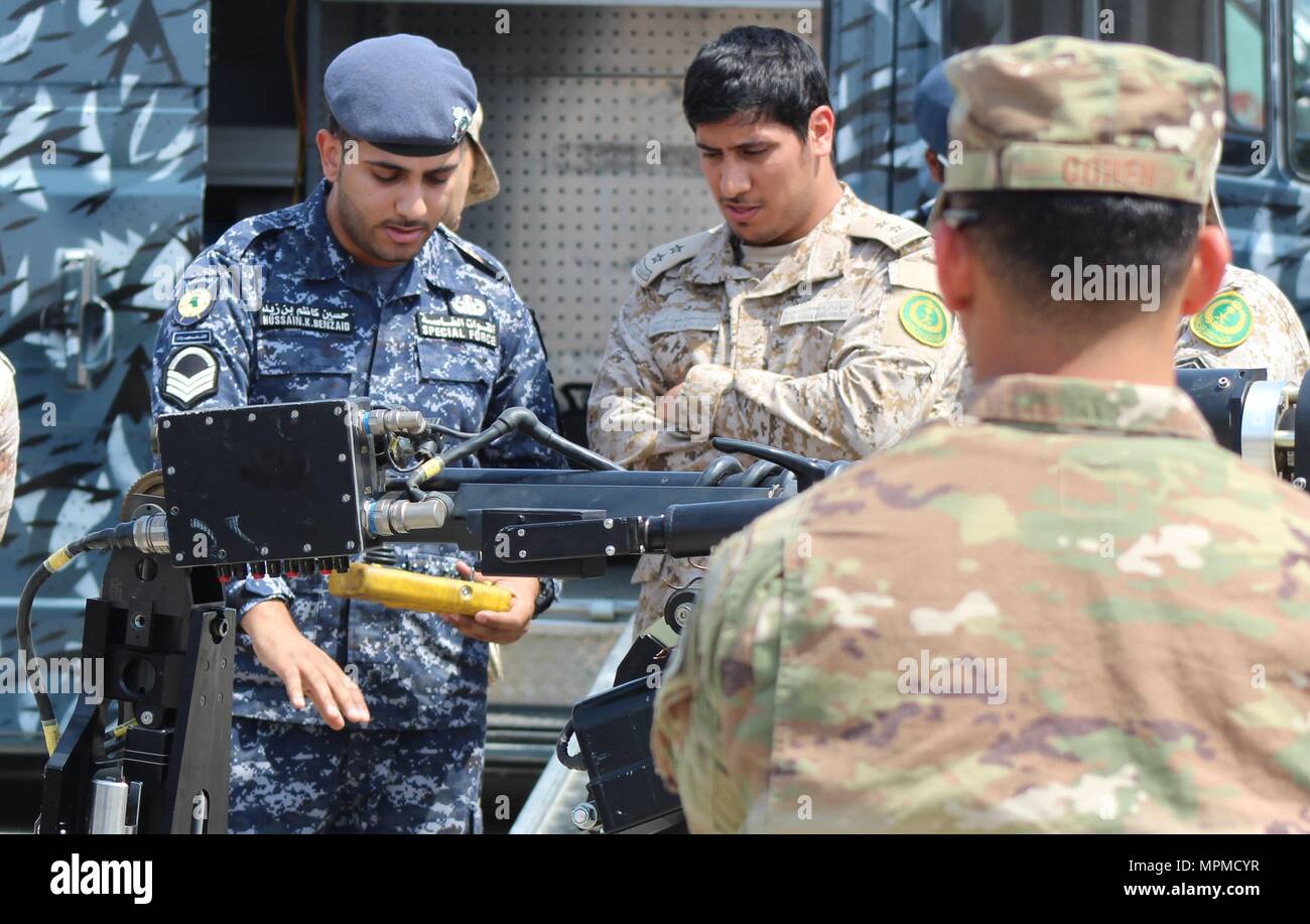 Kuwaiti army explosive ordnance disposal hi-res stock photography and ...