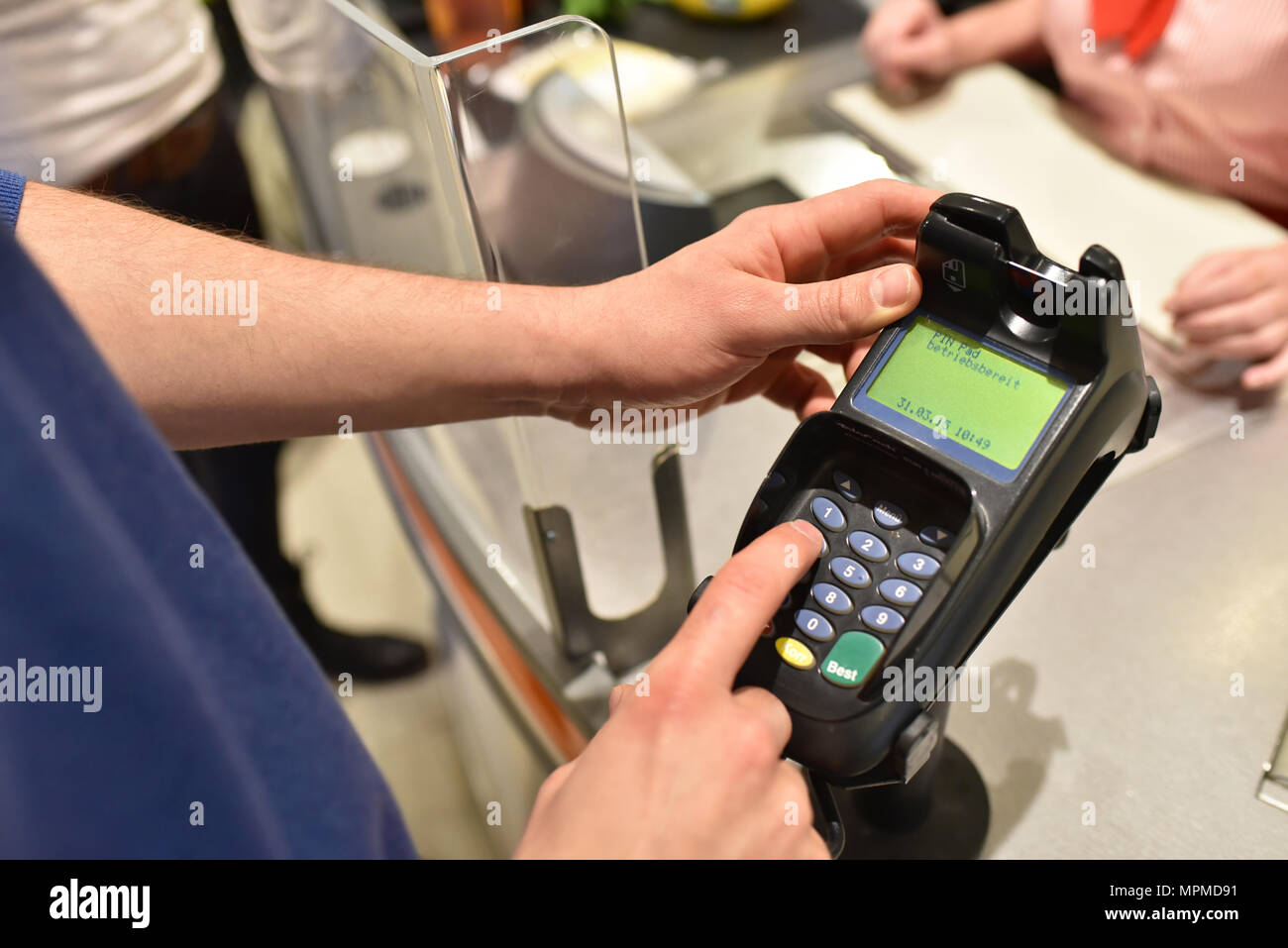 Supermarket checkout line hi-res stock photography and images - Alamy