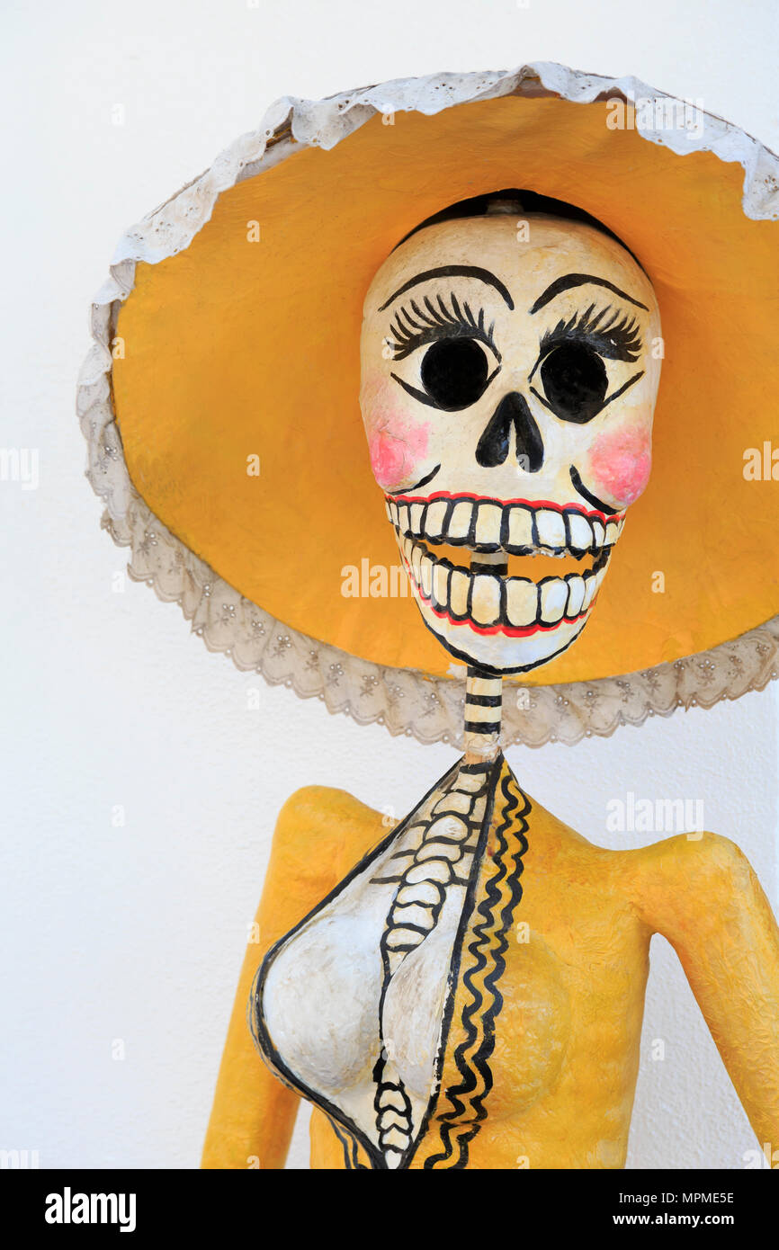 Dead skeleton hi-res stock photography and images - Alamy
