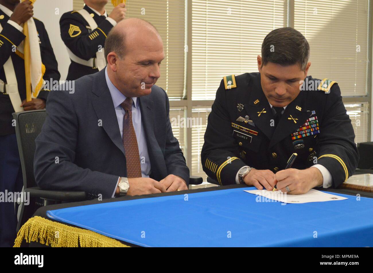 Bob Farrell (left), chief executive officer, GlobalTranz, watches as Lt ...