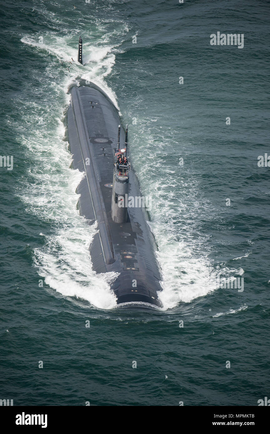 The Los Angeles-class fast attack submarine USS Pasadena (SSN 752 ...