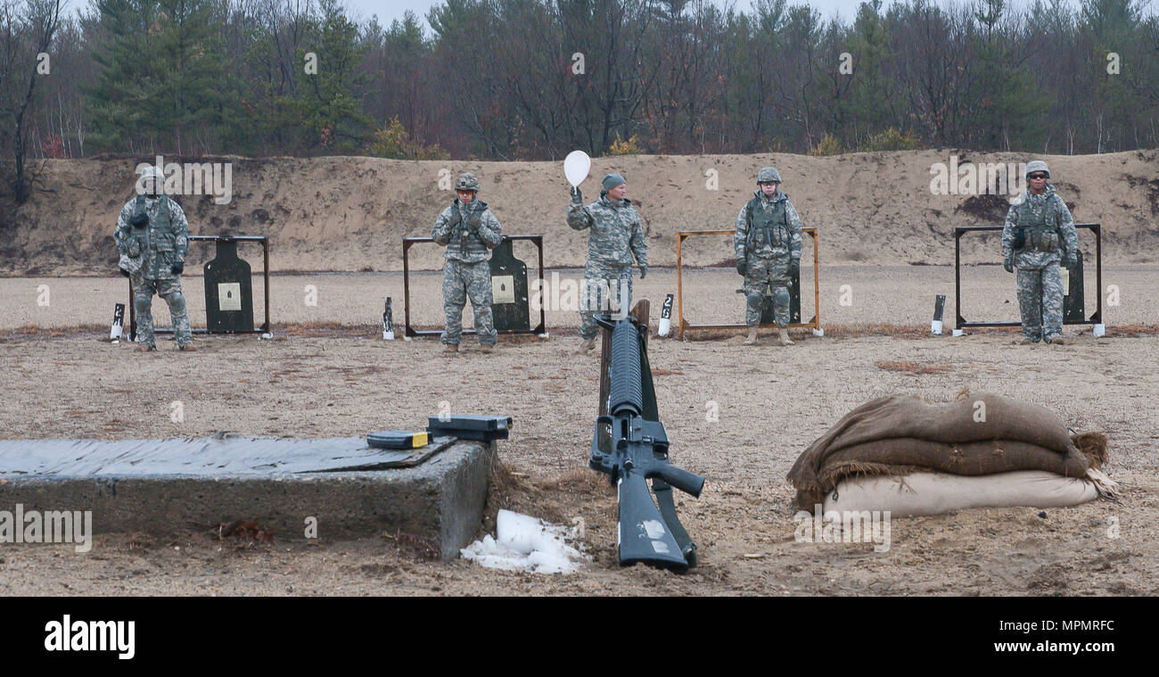 Soldiers return from checking their zero targets during the Best ...