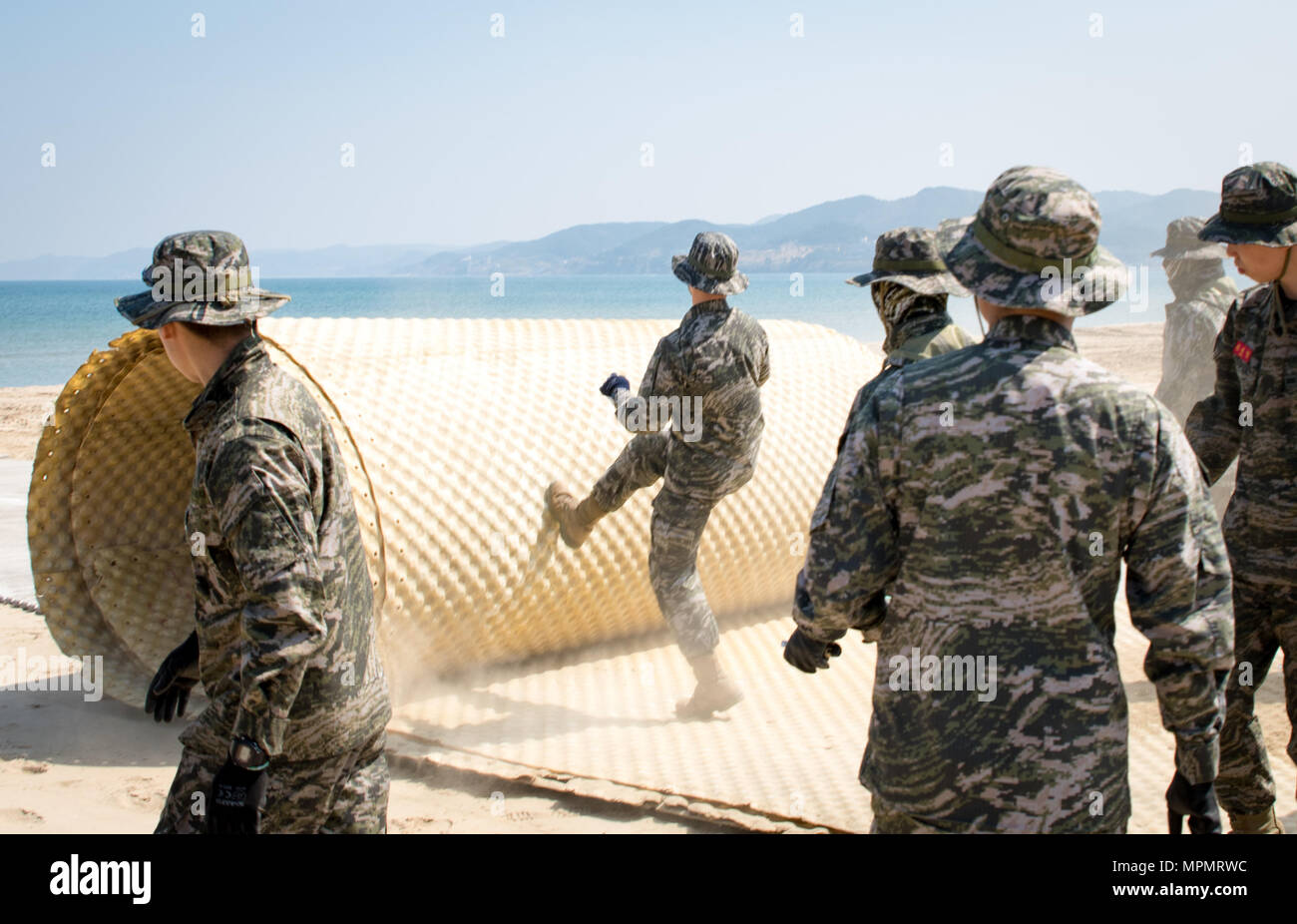 Landing mats hi-res stock photography and images - Alamy