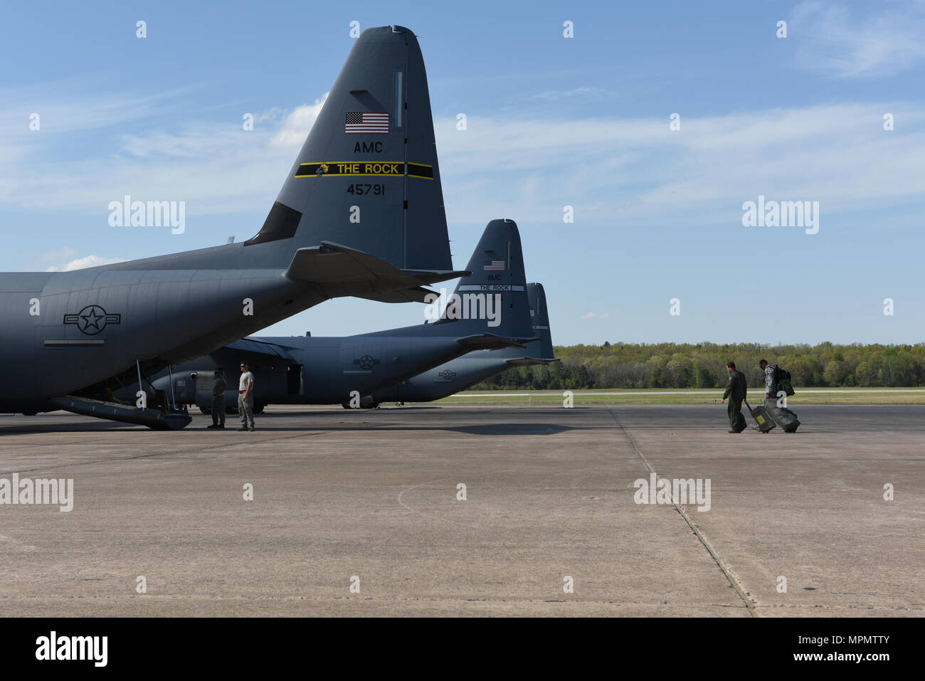 19th airlift wing hi-res stock photography and images - Alamy