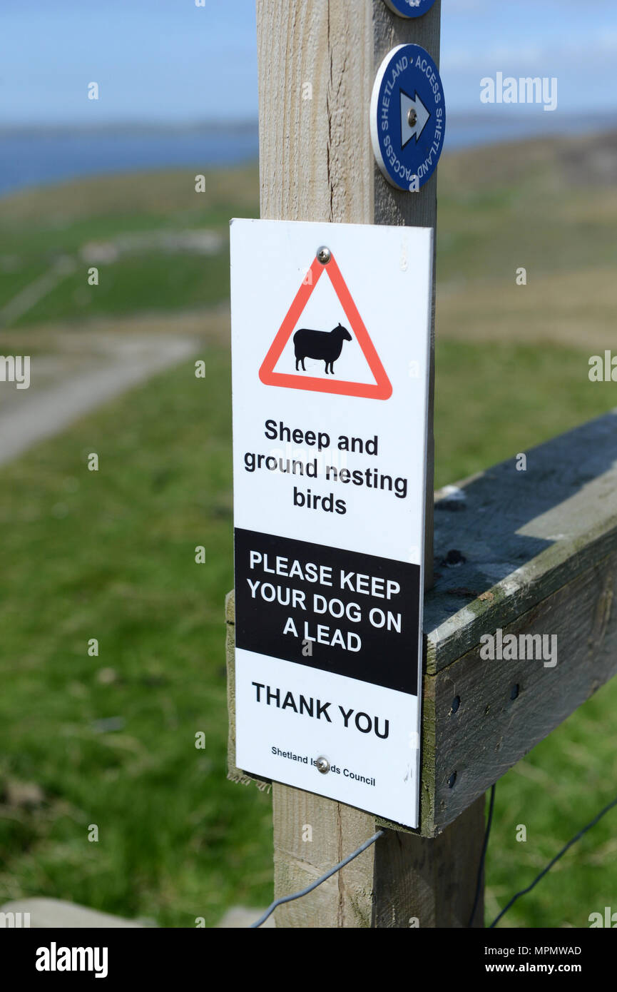 Please do not feed the birds sign hi-res stock photography and images ...