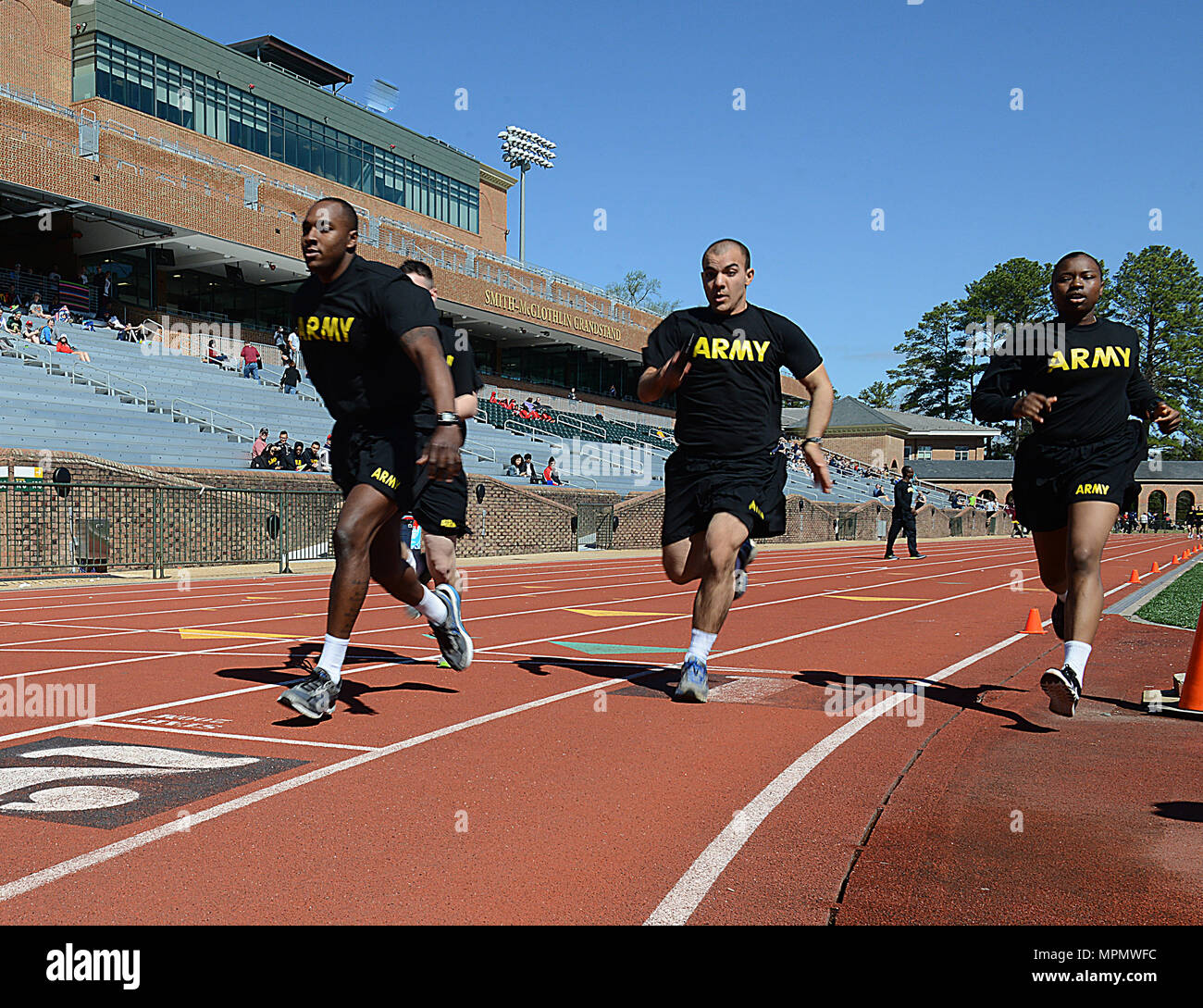 U.S. Army Soldiers assigned to Echo Company, 266th Quartermaster ...
