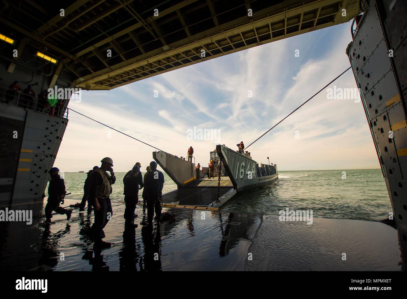 170403-N-GG458-128 ATLANTIC OCEAN (April 4, 2017) The amphibious ...