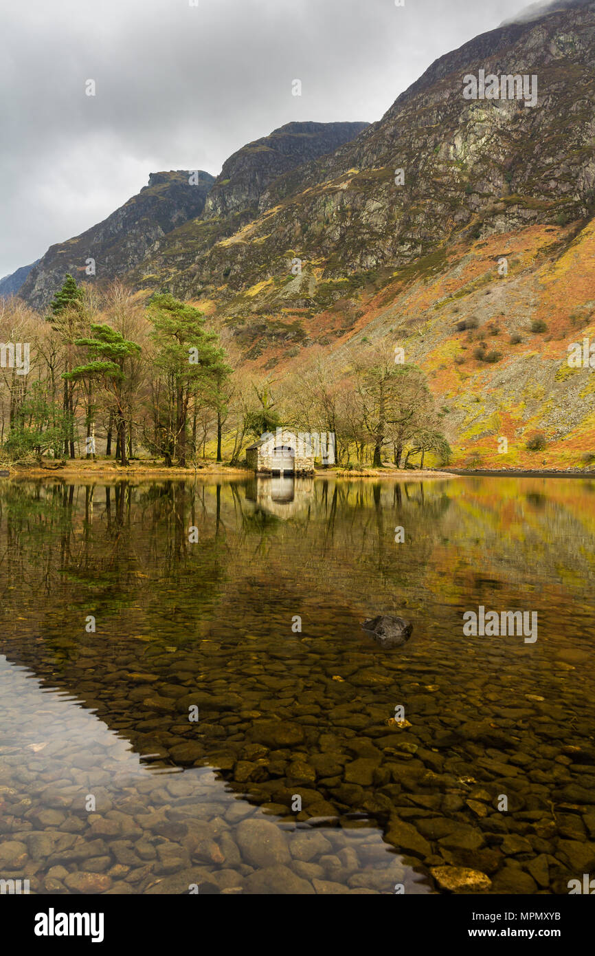Water reflecting on wall hi-res stock photography and images - Alamy