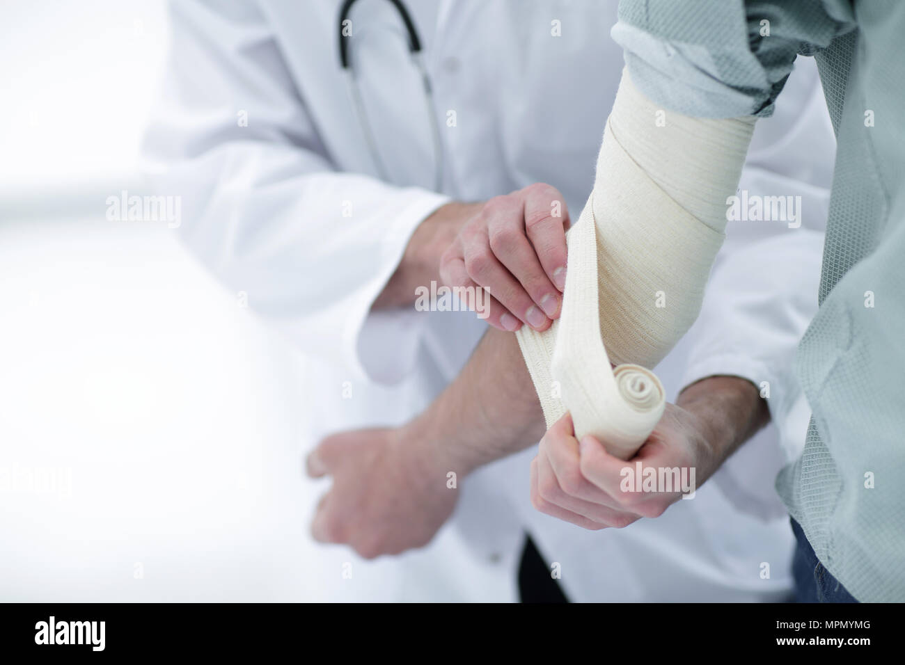 closeup.doctor applying elastic bandage Stock Photo - Alamy