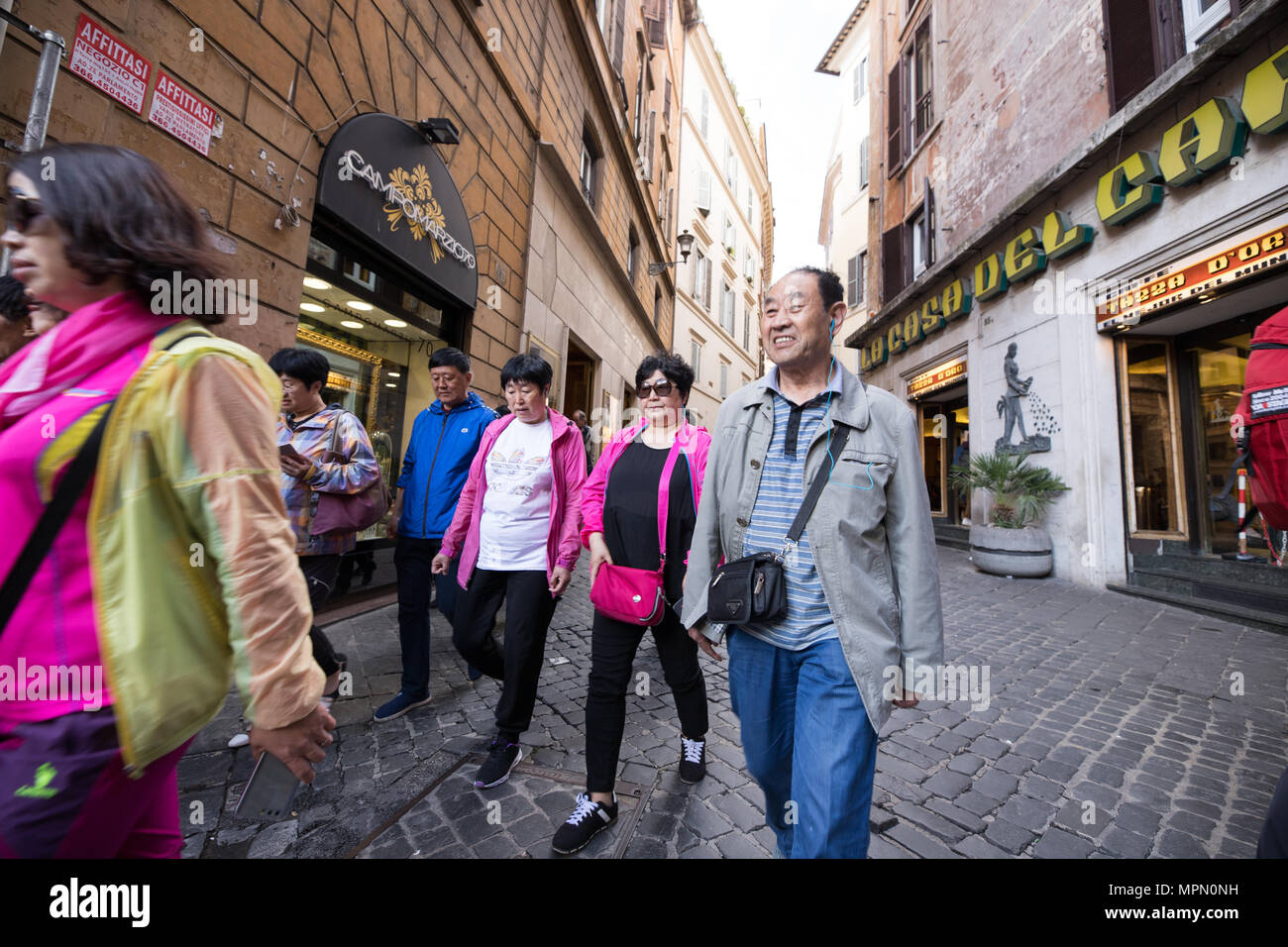 Asian tourists in rome hi-res stock photography and images - Alamy