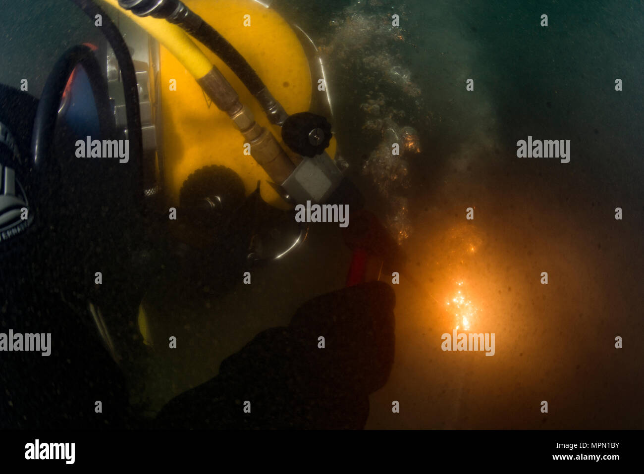 A diver assigned to the Republic of Korea's (ROK) Underwater ...