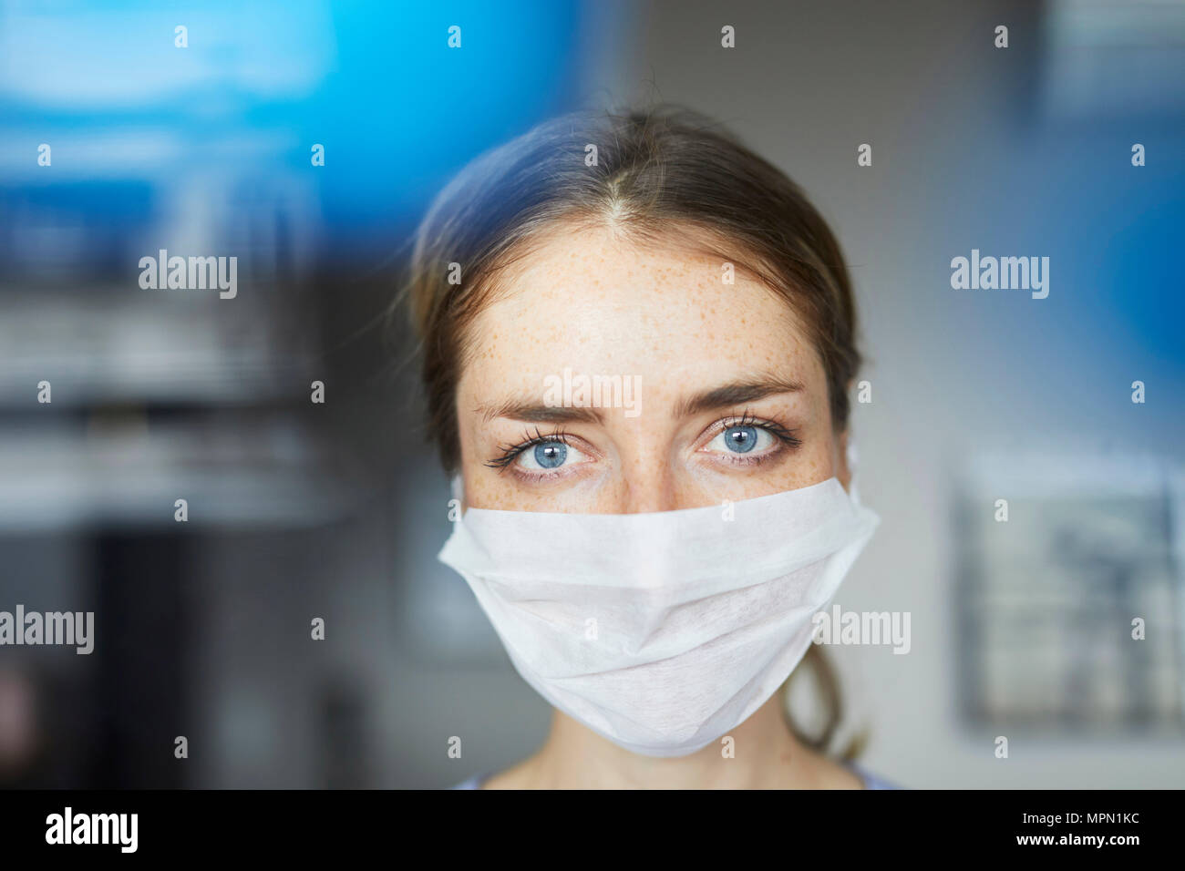 Portrait of woman wearing surgical mask Stock Photo - Alamy