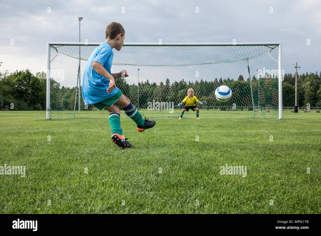 Football player kicking ball hi-res stock photography and images - Alamy