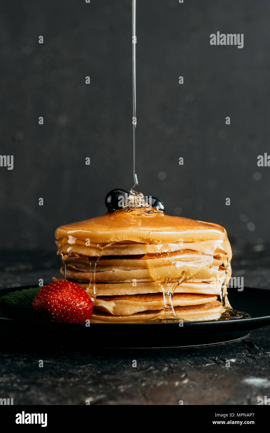 Maple syrup pouring hi-res stock photography and images - Alamy