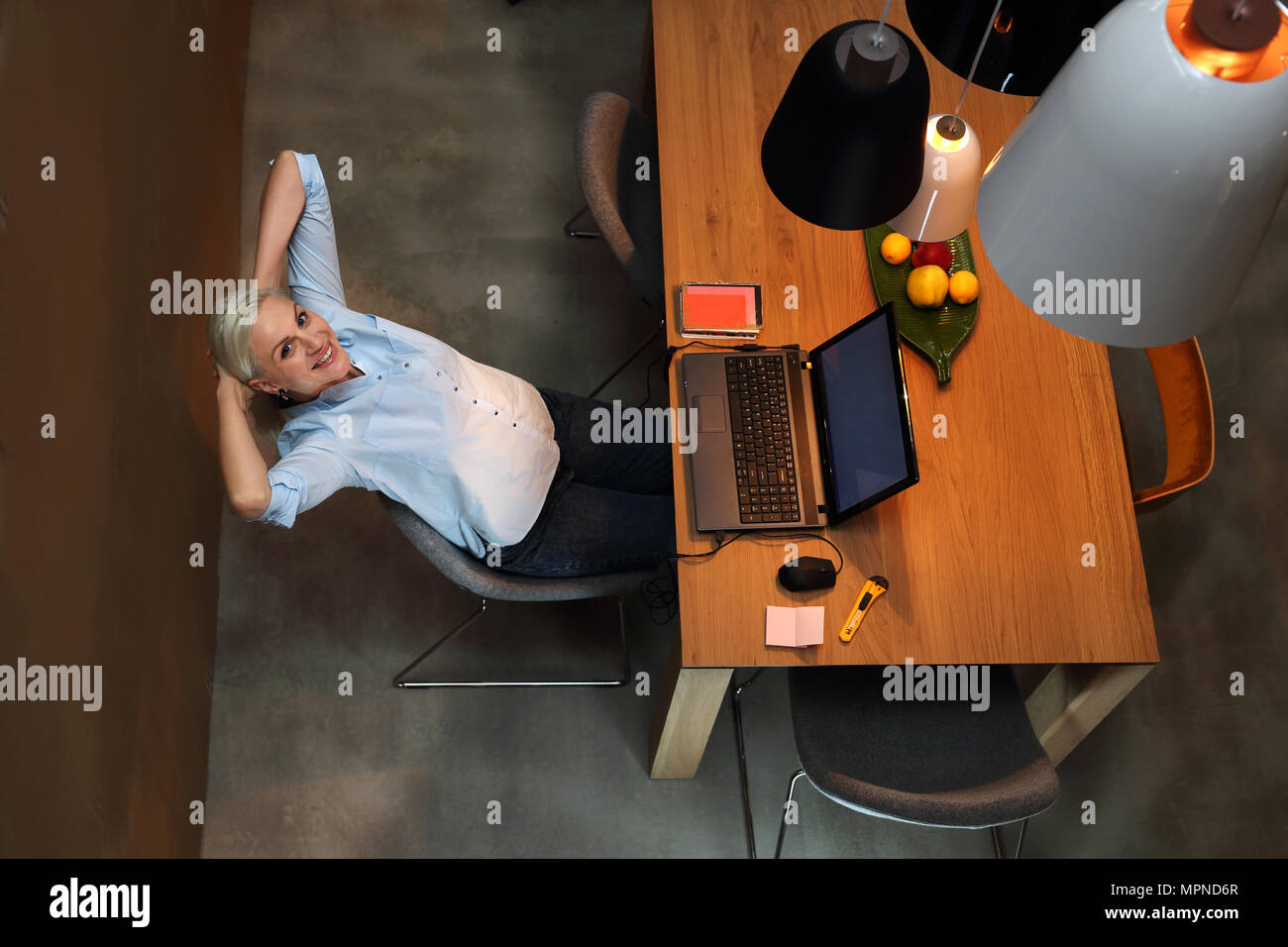 Woman late work hi-res stock photography and images - Alamy