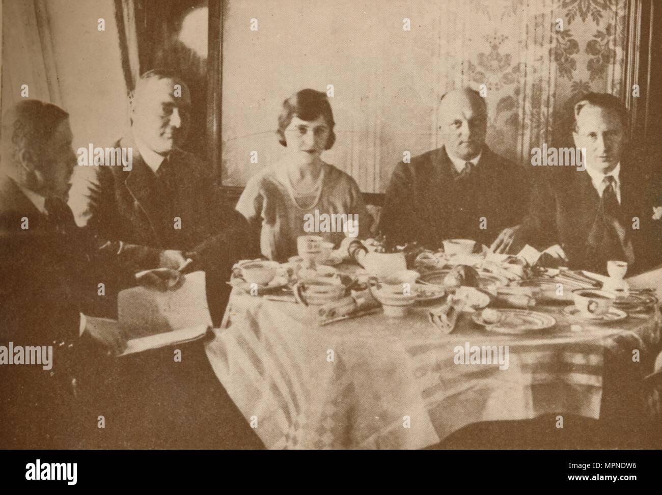 Airplane food 1920s hi-res stock photography and images - Alamy