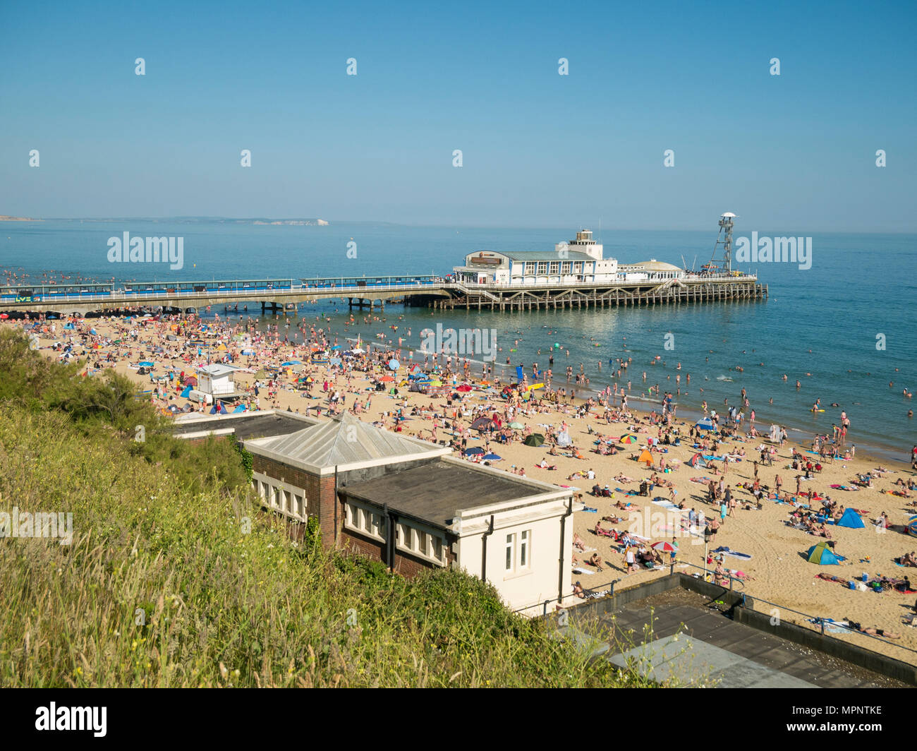Crowded beach bournemouth hi-res stock photography and images - Alamy