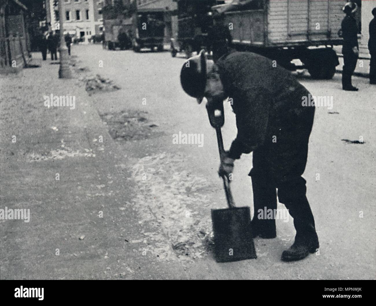 'Collector of old glass', 1941. Artist: Cecil Beaton Stock Photo - Alamy