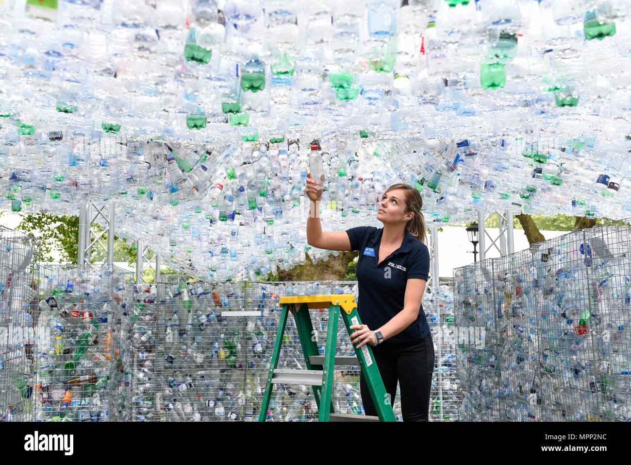 Building made from plastic bottles hi-res stock photography and images ...