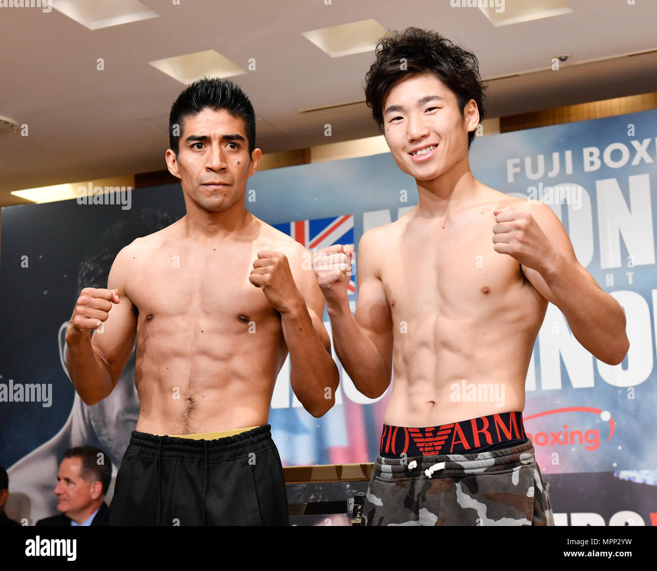 Challenger Ganigan Lopez (L) of Mexico and champion Ken Shiro of Japan ...