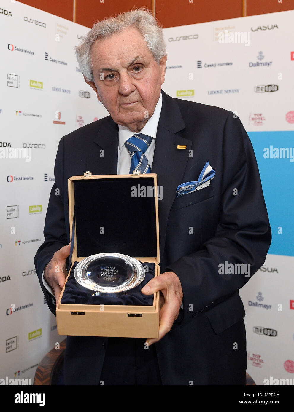 Civil courage hi-res stock photography and images - Alamy