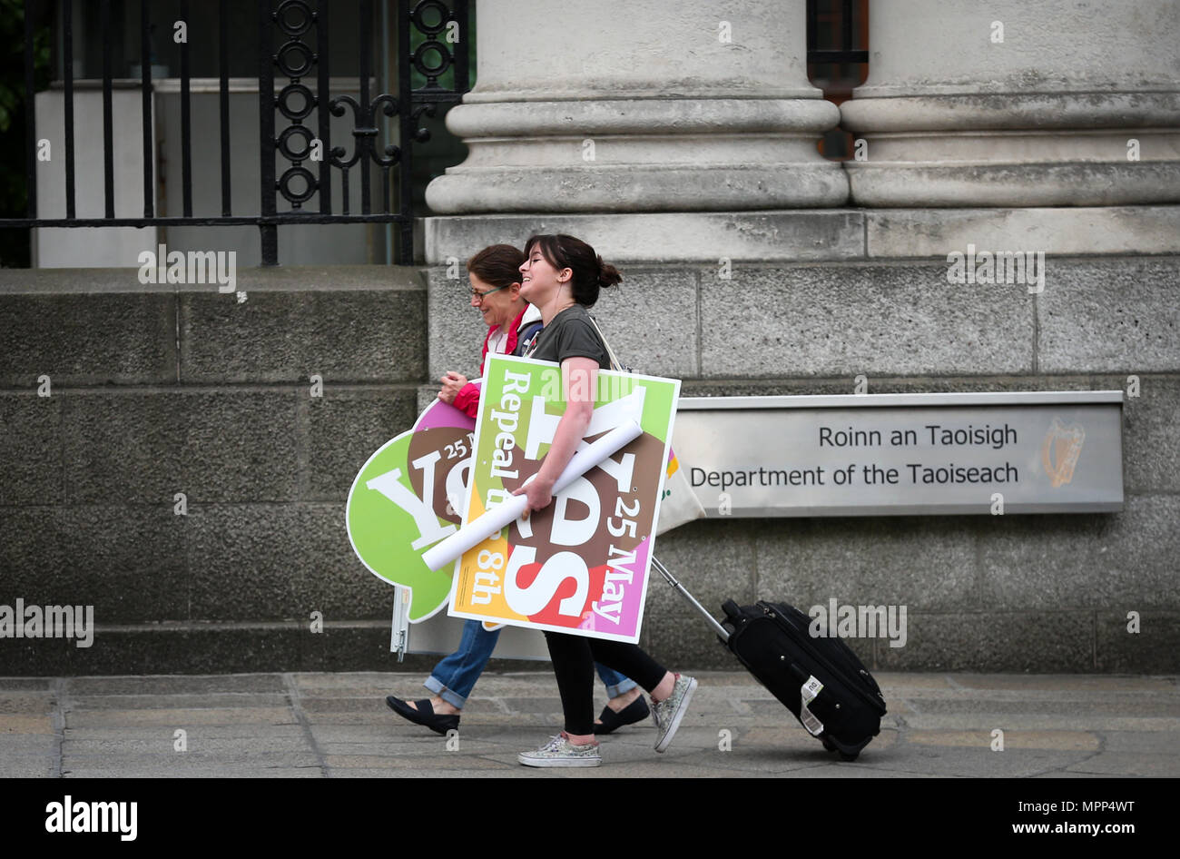 Dublin, Ireland. 24th May 2018. Campaigners for a Yes vote in tomorrow ...