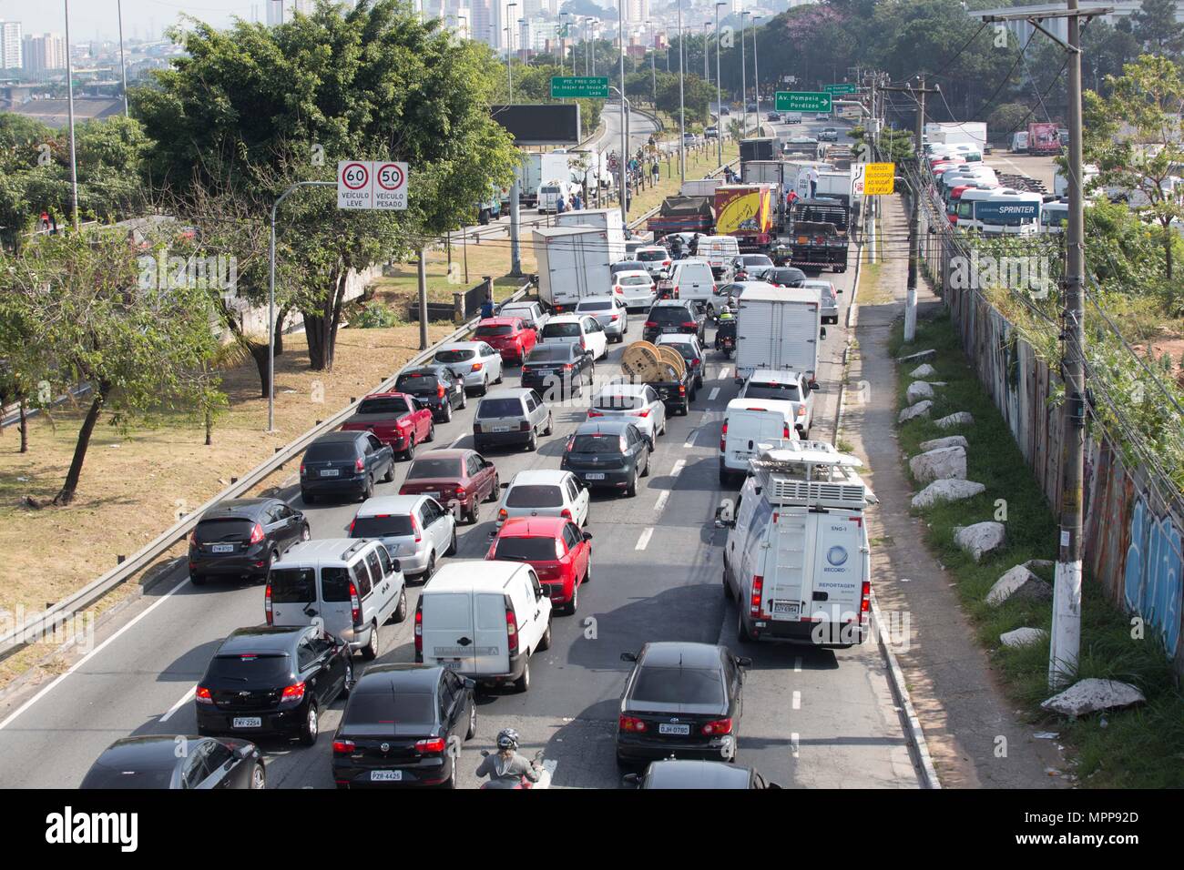 Sao Paulo, Sao Paulo, Brazil. 24th May, 2018. Brazilian truckers and ...