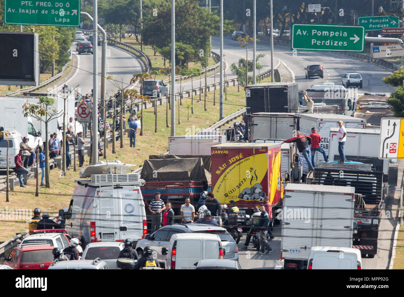 Sao Paulo, Sao Paulo, Brazil. 24th May, 2018. Brazilian truckers and ...