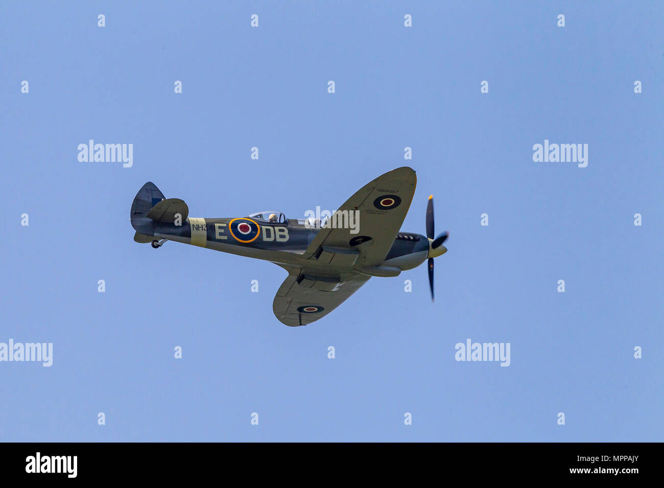 Spitfire 1940 flying britain hi-res stock photography and images - Alamy