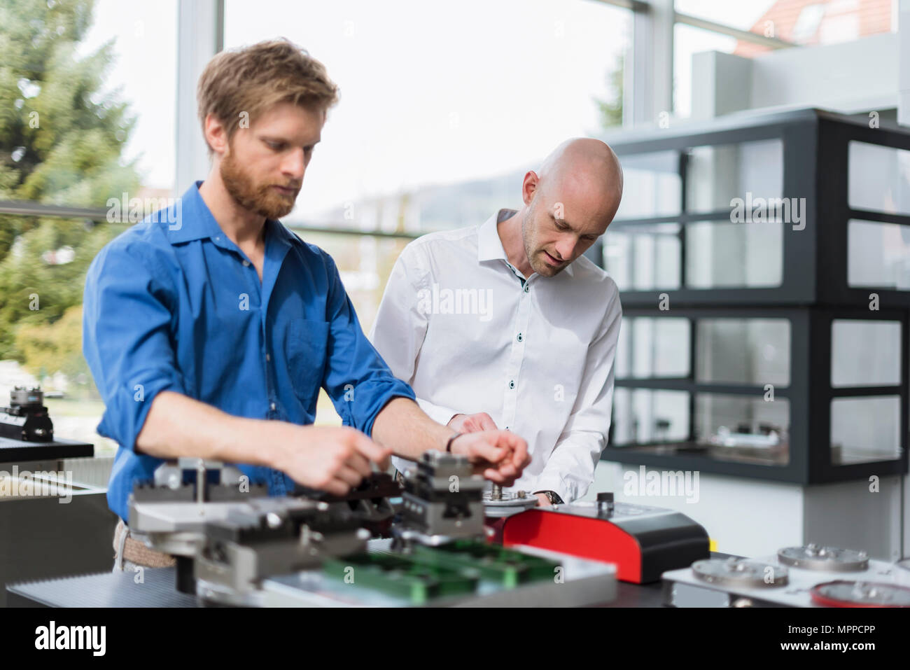 Men working hi-res stock photography and images - Alamy