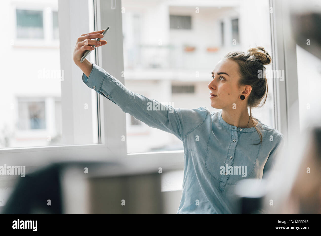Taking smart phone selfies hi-res stock photography and images - Alamy