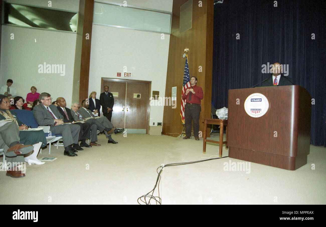 man accepting award speaking at podium Stock Photo - Alamy