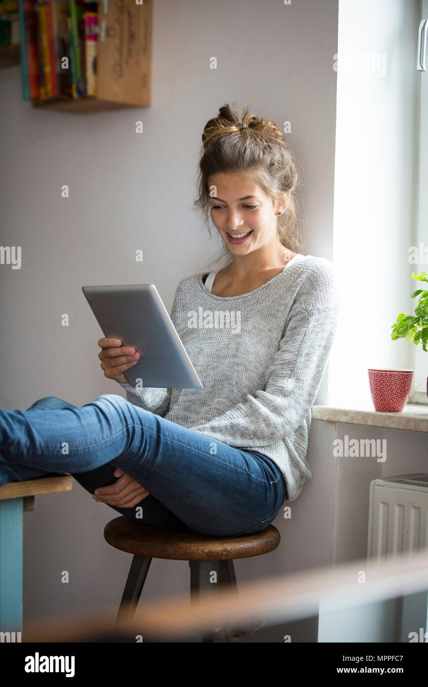 People sitting on stools hi-res stock photography and images - Alamy
