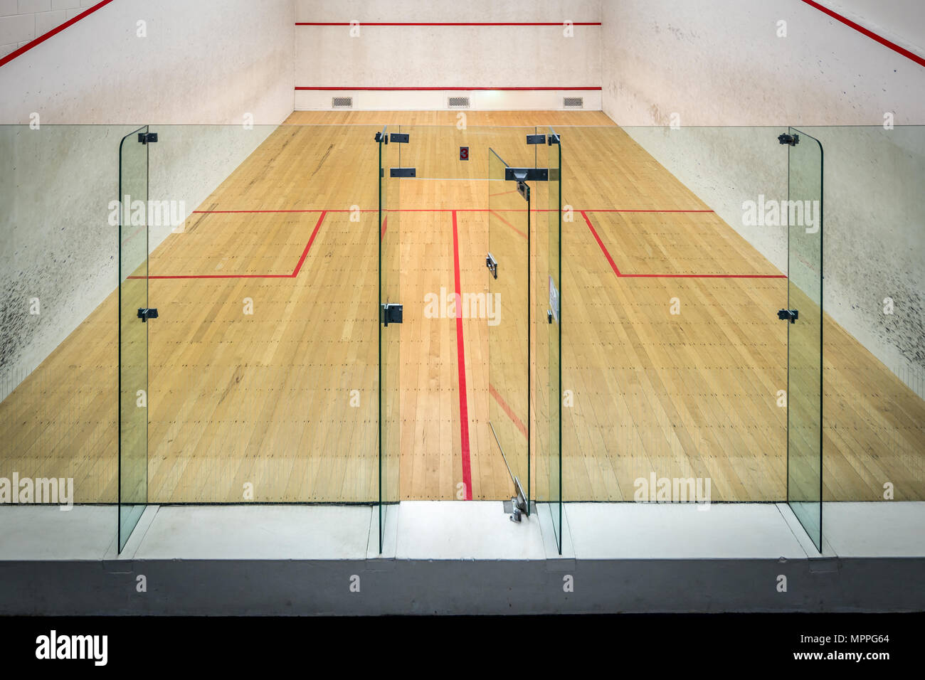 Empty squash court hi-res stock photography and images - Alamy