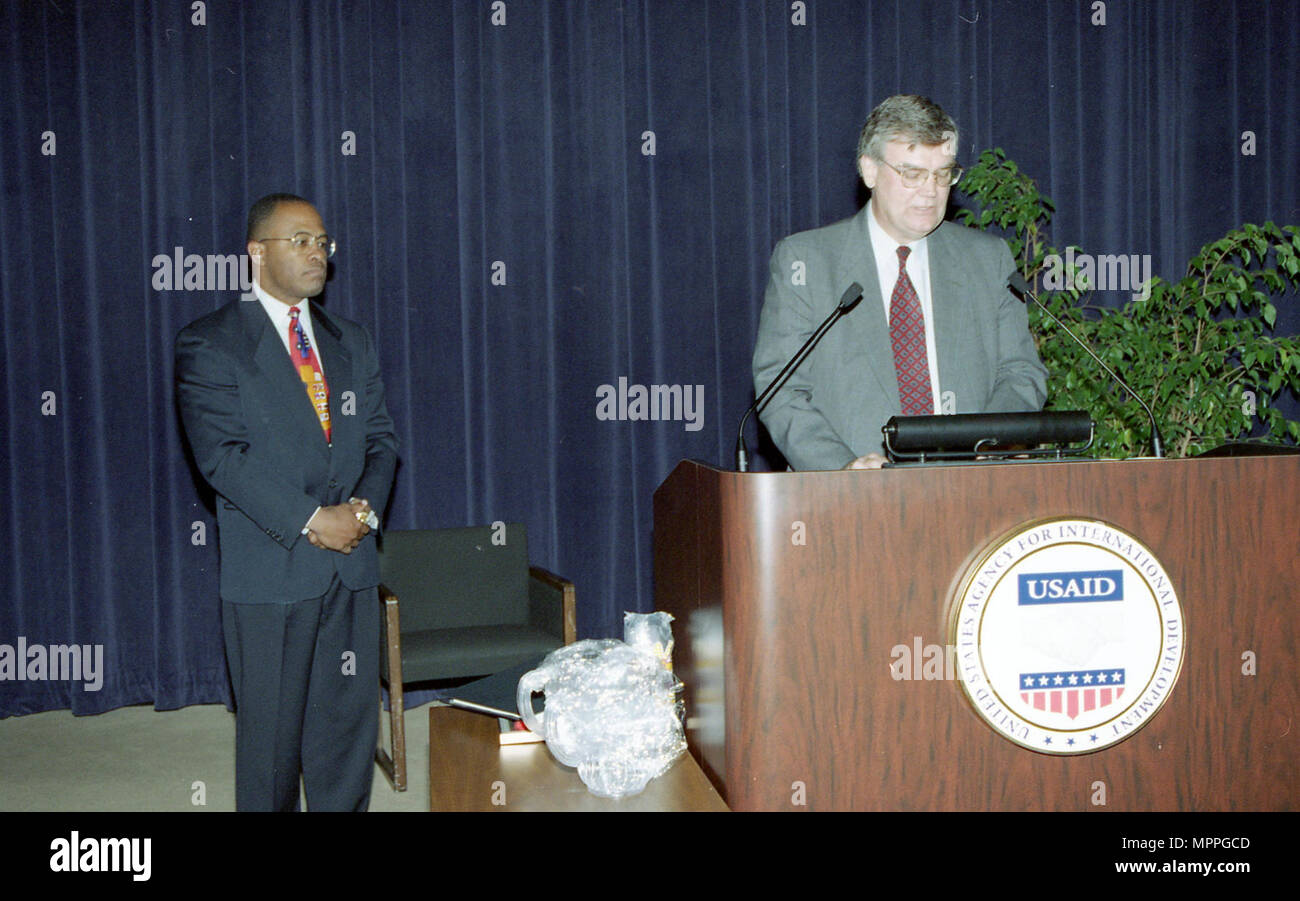 man accepting award speaking at podium Stock Photo - Alamy