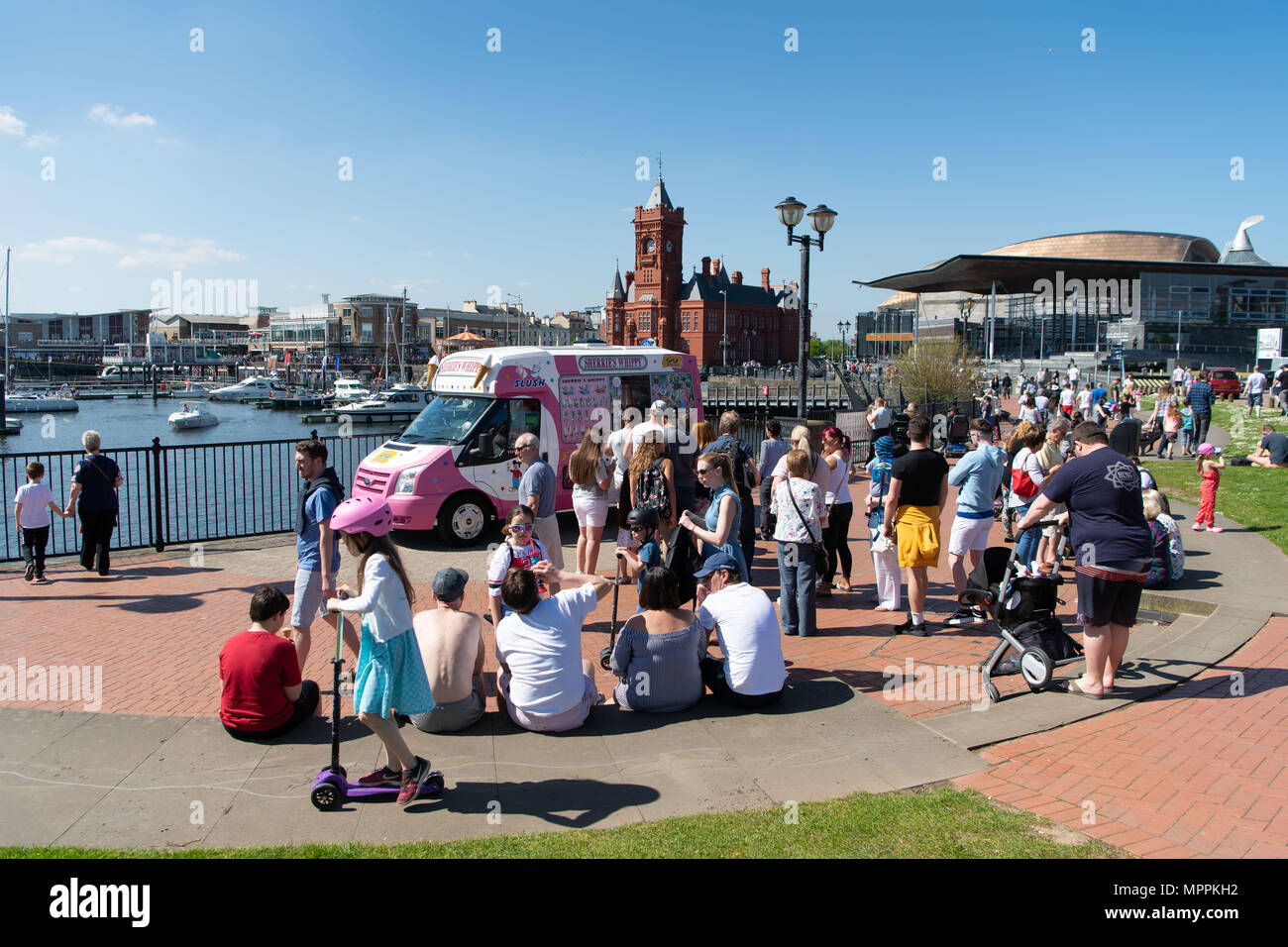 Tourists on holiday queue for ice creams from a traditional British ice ...