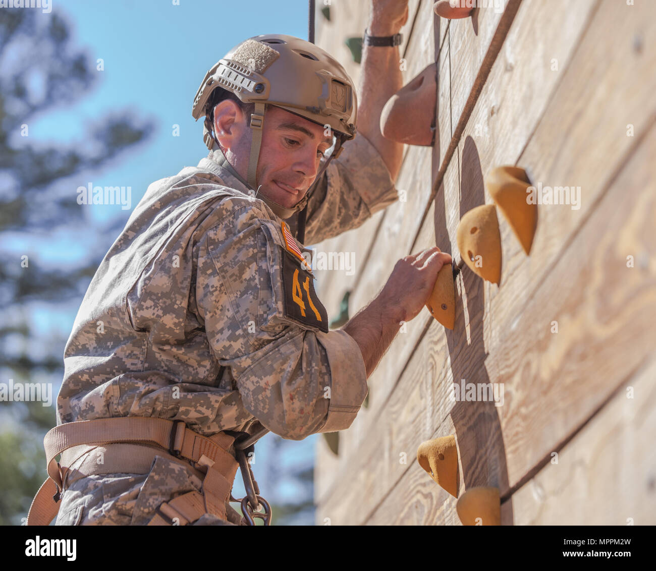 Army rock climbing wall hi-res stock photography and images - Alamy